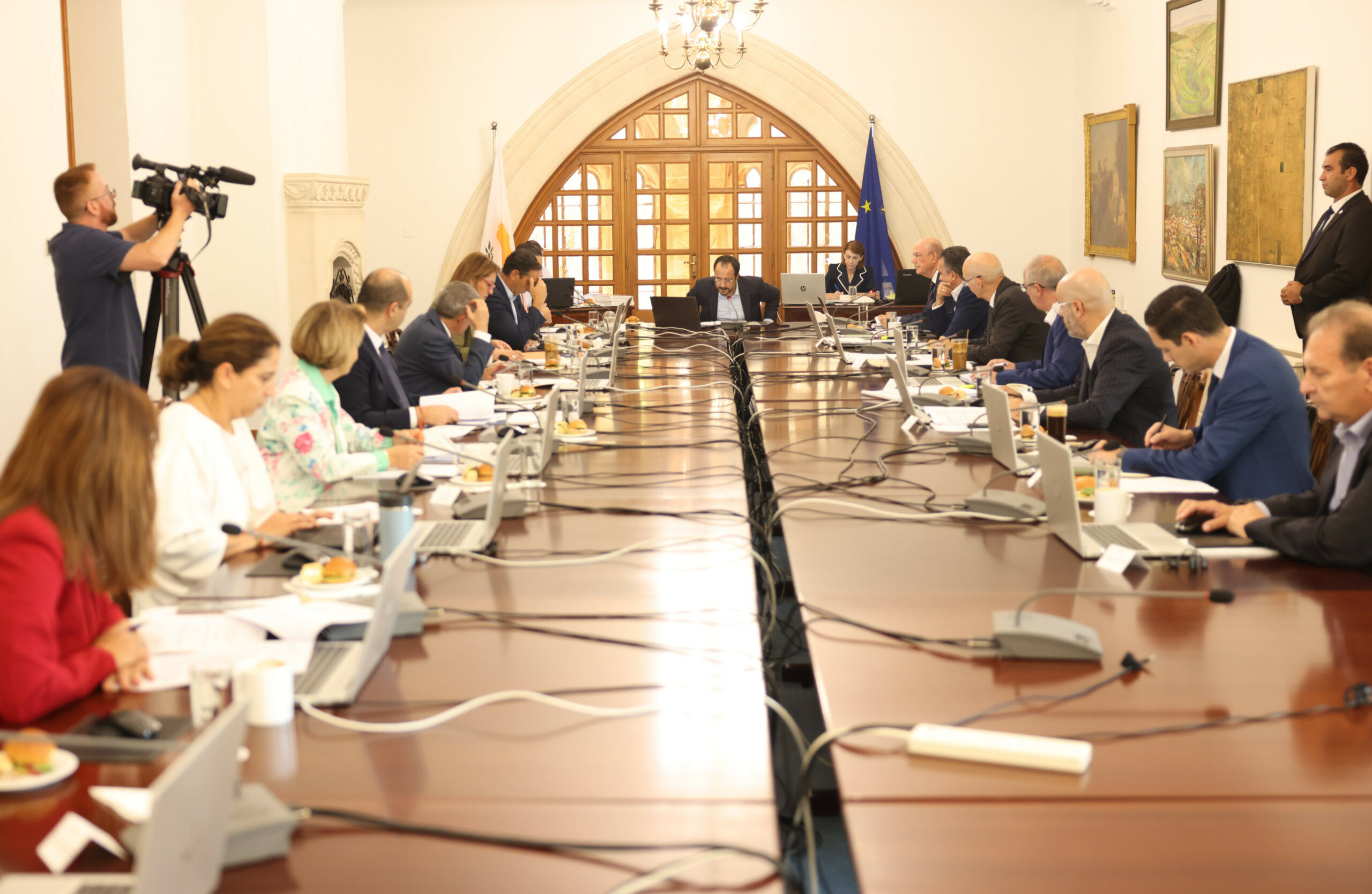 Τους έδιωξε γιατί δεν πέρασαν τη βάση | Philenews