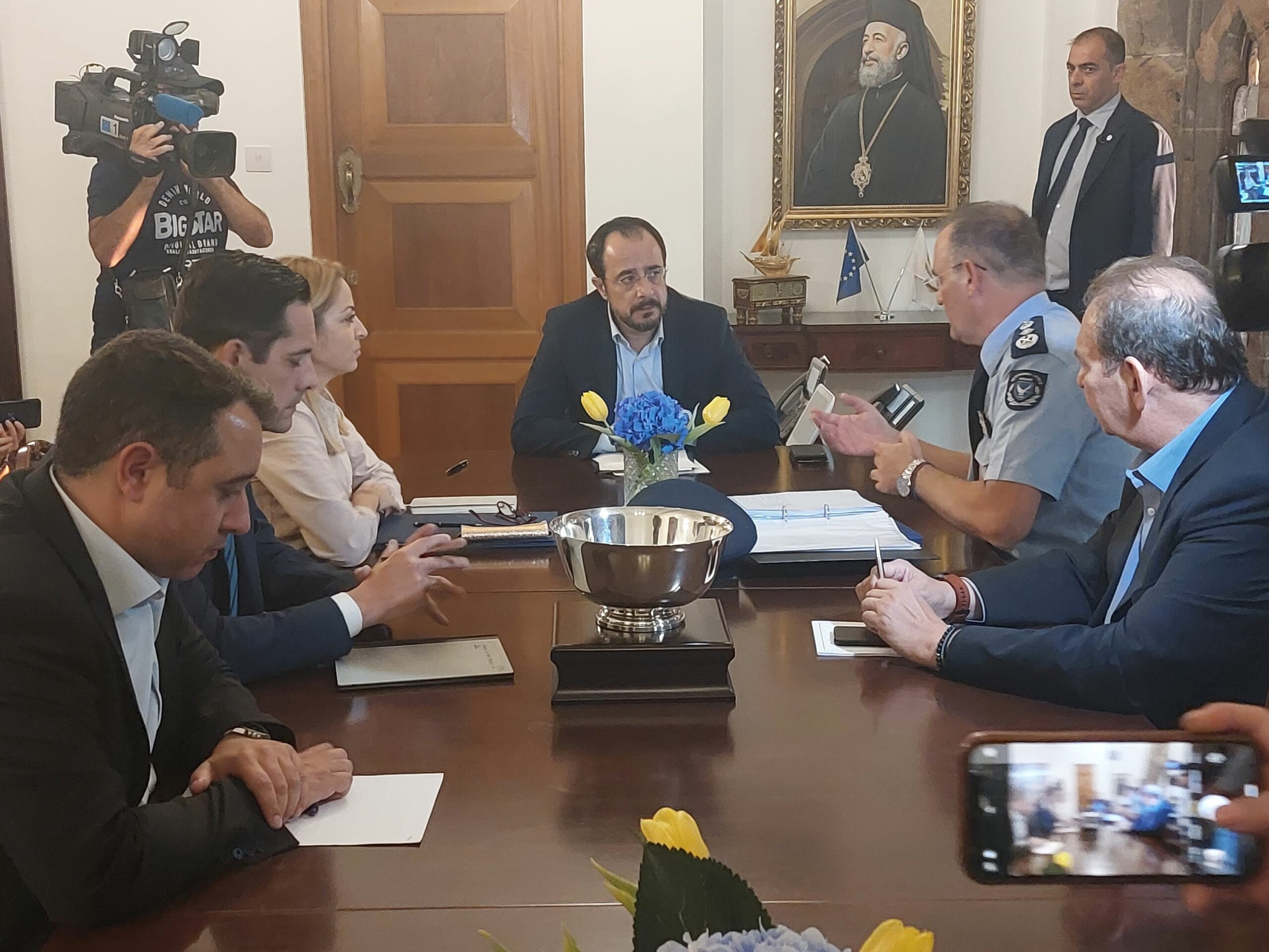 Οι «εξαιρετικές» σχέσεις Προέδρου, Υπουργού, Αρχηγού και ο λεκές ...