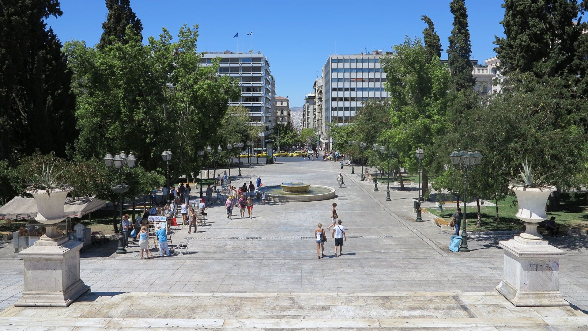 Πάρκαρε το αυτοκίνητό του… πάνω στην πλατεία Συντάγματος | Philenews