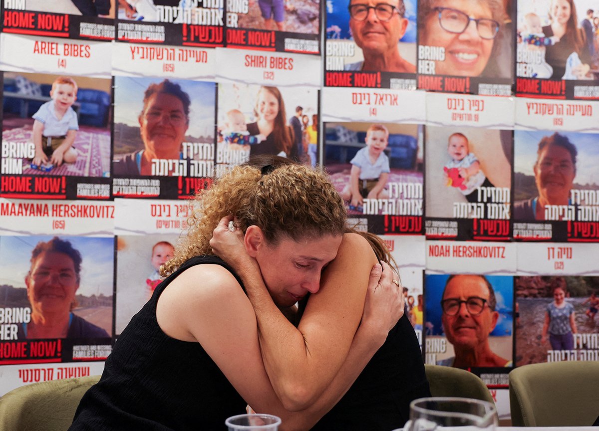 Εθελόντρια στο Ισραήλ περιγράφει στο philenews τον αγώνα συγγενών ομήρων | Philenews