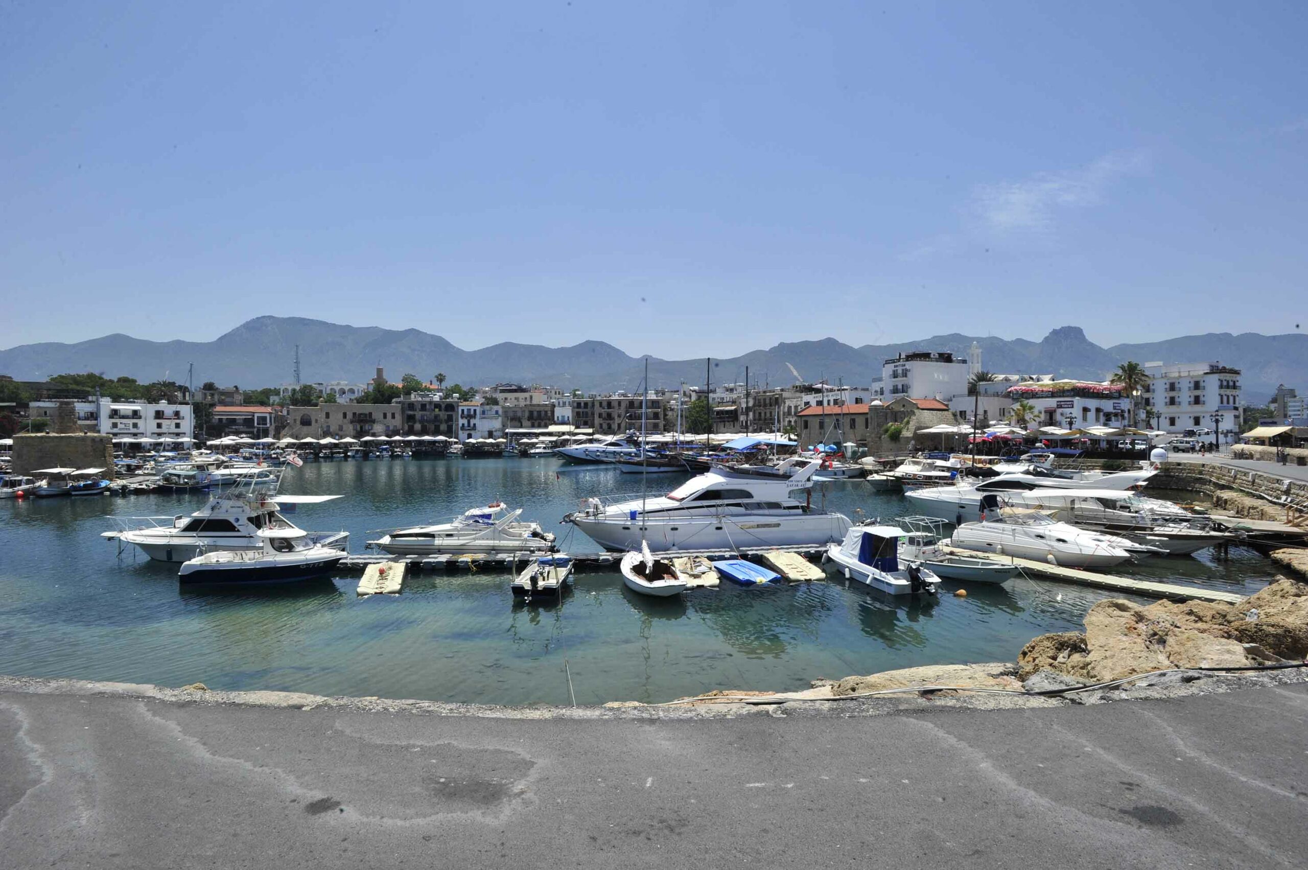 Είστε πολύ ξεδιάντροποι κύριοι, πολύ | Philenews