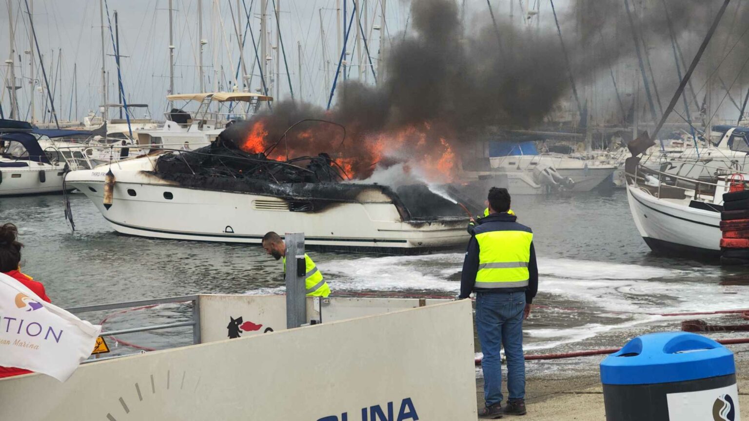 Μαίνεται η φωτιά σε σκάφη στη Μαρίνα Λάρνακας - Εκκενώνεται ο χώρος ...