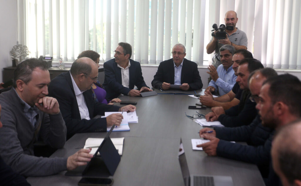 Ικανοποίηση αγροτών από συνάντηση με Υπουργό Γεωργίας – Αύριο βλέπουν ...