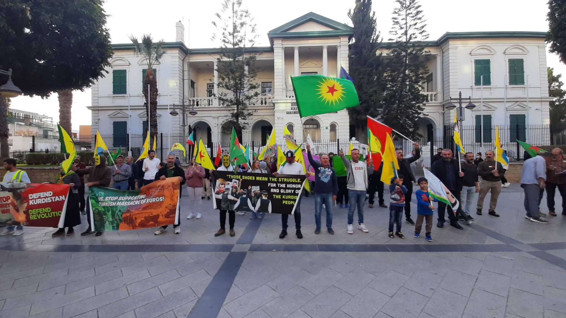 Πορεία Κούρδων στη Λεμεσό για βομβαρδισμούς στο Ροζαβά | Philenews