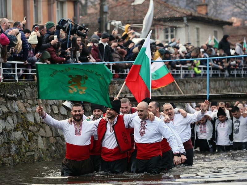 Εκατοντάδες Βούλγαροι στον παραδοσιακό χορό στον ποταμό Tundzha για τα Θεοφάνεια | Philenews