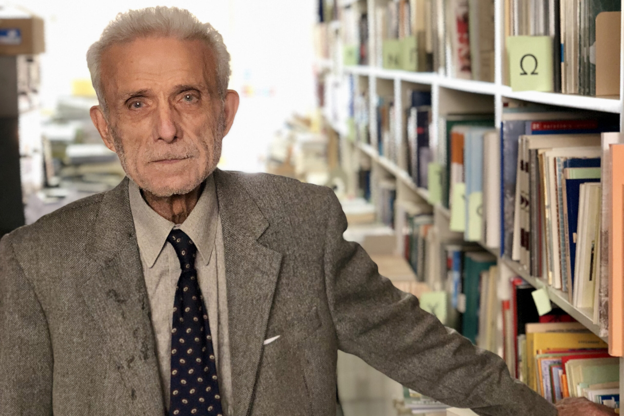 Στη μνήμη του Μίκη Μιχαηλίδη, που λάτρεψε τα βιβλία σα να ήταν άνθρωποι ...