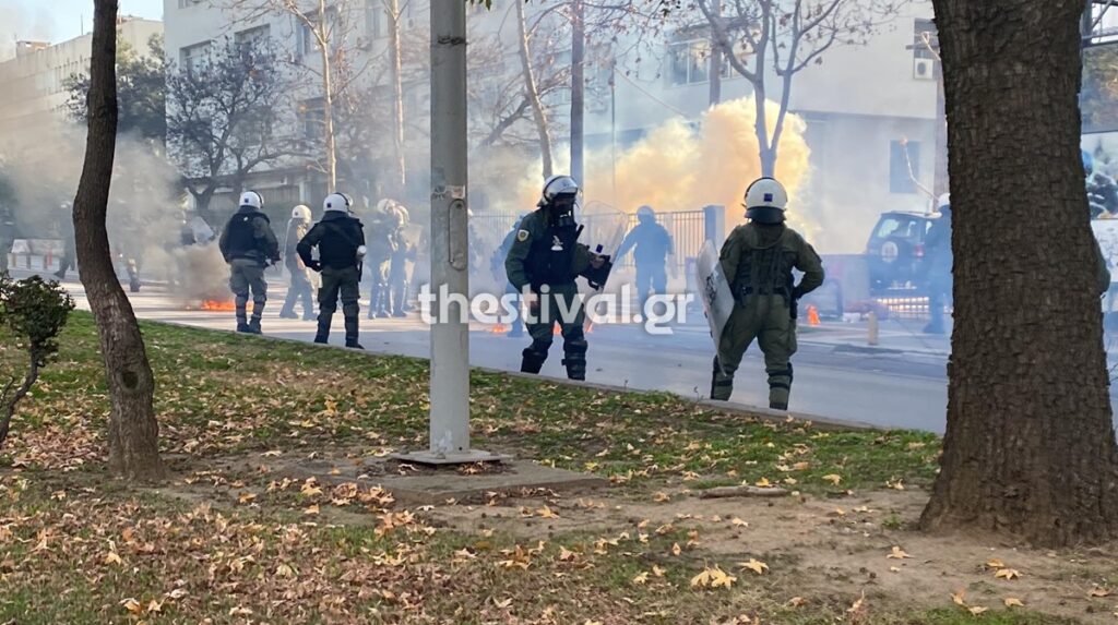 Επεισόδια με μολότοφ στο ΑΠΘ μετά το φοιτητικό συλλαλητήριο για τα ...