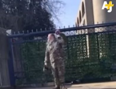 Ποιος ήταν ο Αμερικανός σμηνίας που αυτοπυρπολήθηκε, κραυγάζοντας ...