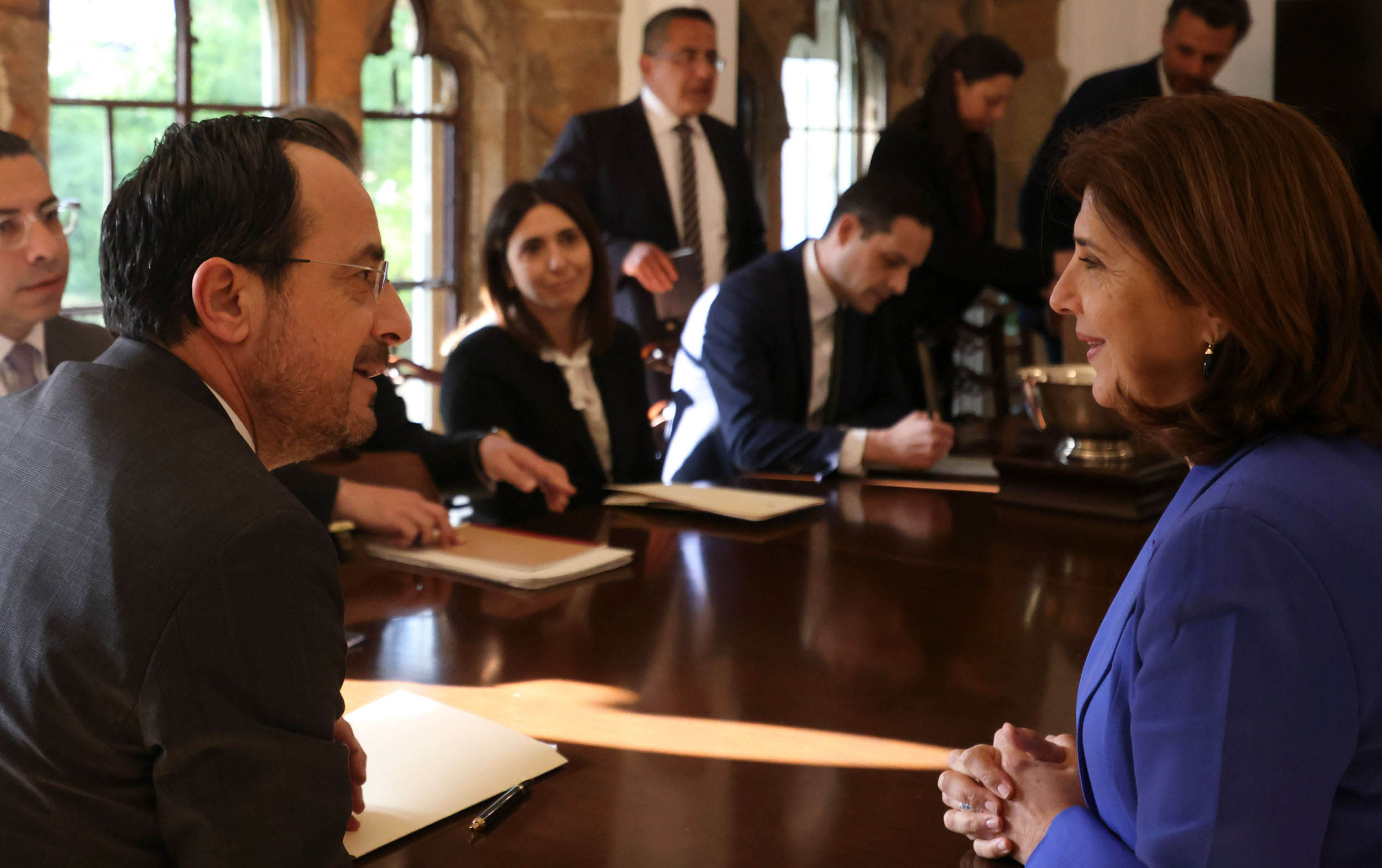Τελικά, με ποιαν πλευρά είστε, βρε σαΐνια; | Philenews