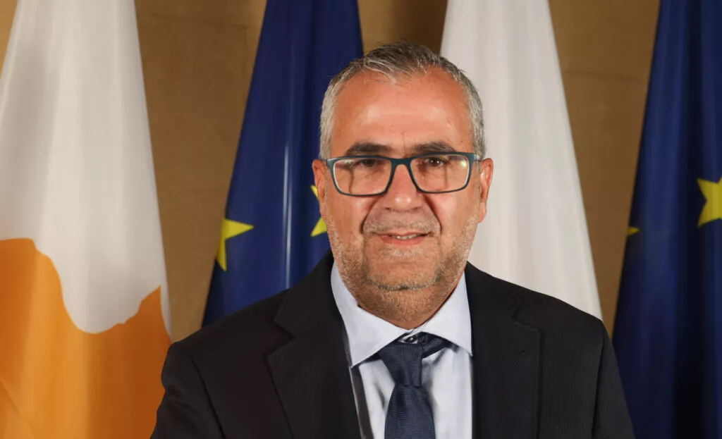 Άλλος Επίτροπος στο facebook | Philenews