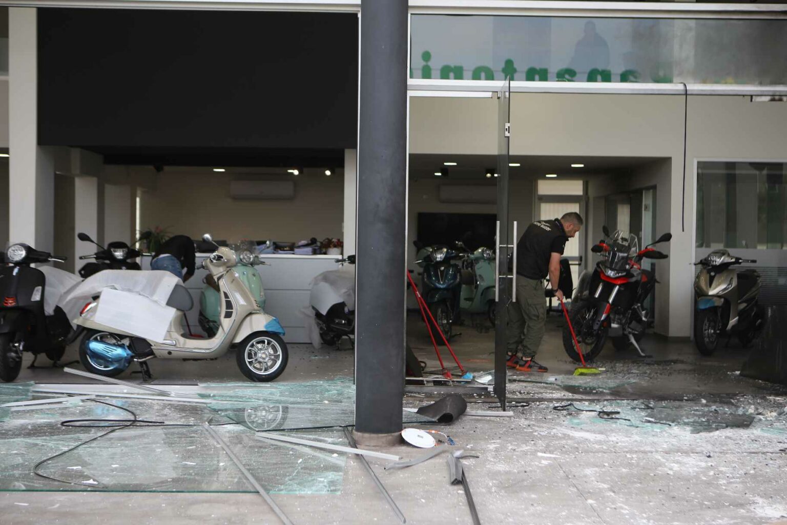 Έκρηξη σε κατάστημα πώλησης μοτοσικλετών στην Έγκωμη (εικόνες) | Philenews