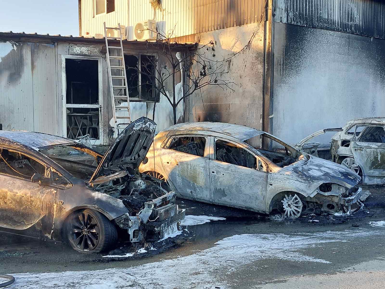 Εκτεταμένες ζημιές σε 12 οχήματα μετά από πυρκαγιά σε συνεργείο ...