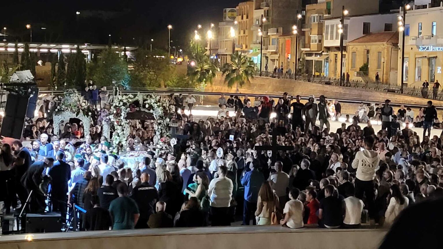 Μεγάλη Παρασκευή: Τηρήθηκε το έθιμο συνάντησης Επιταφίων στη γέφυρα της ...