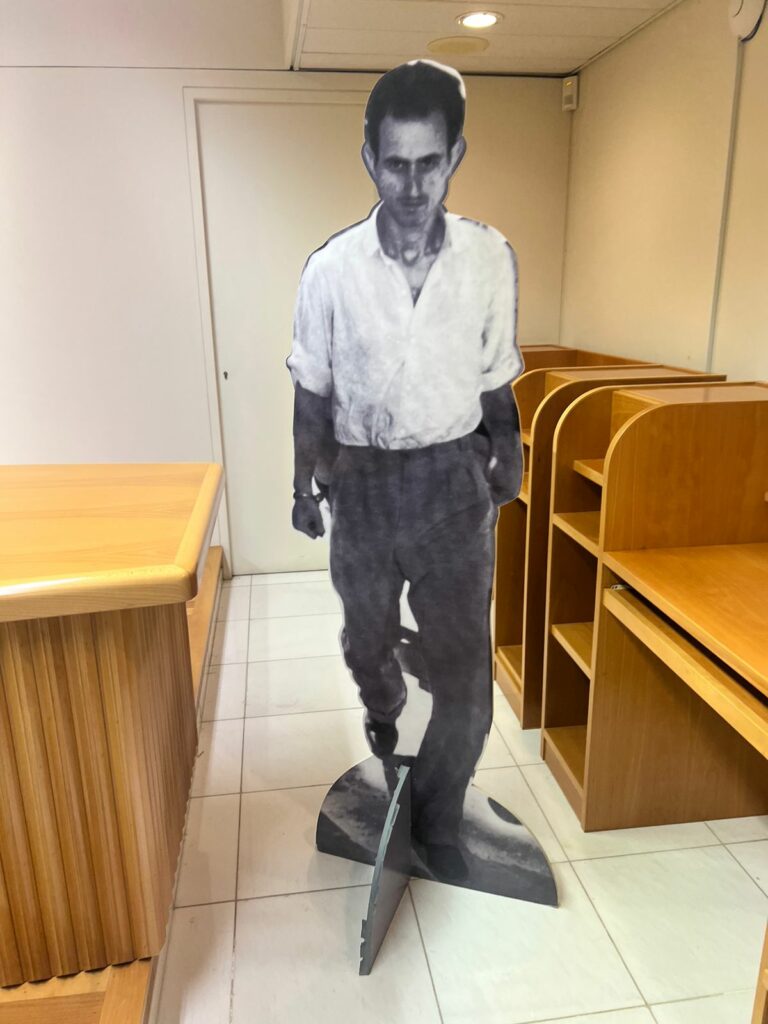 Προσωπικά αντικείμενα του ήρωα Μιχαλάκη Καραολή στο Μουσείο Αγώνος ...