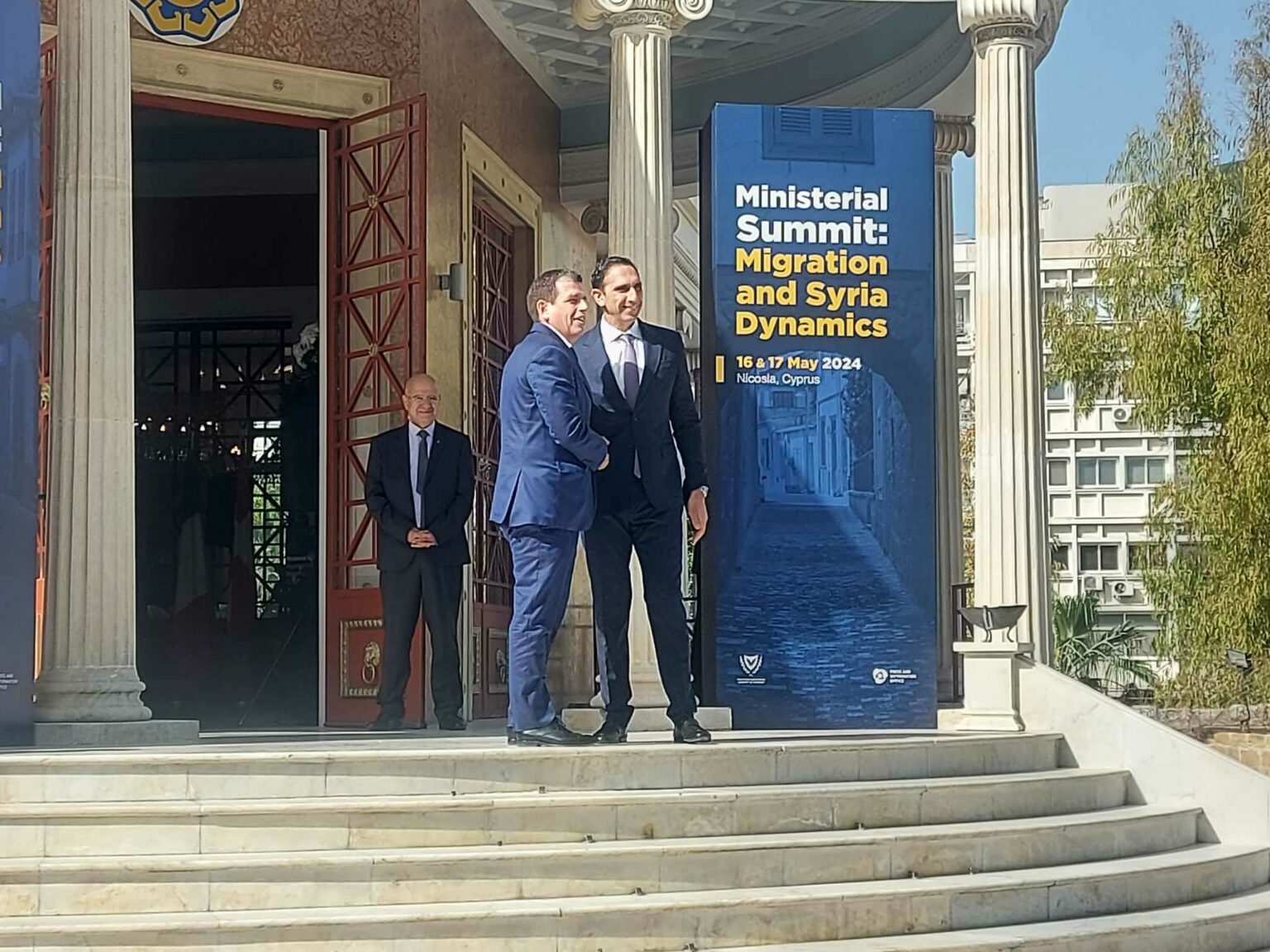 Έφθασαν με πούλμαν... οι Ευρωπαίοι Υπουργοί στο Παλαιό Δημαρχείο ...