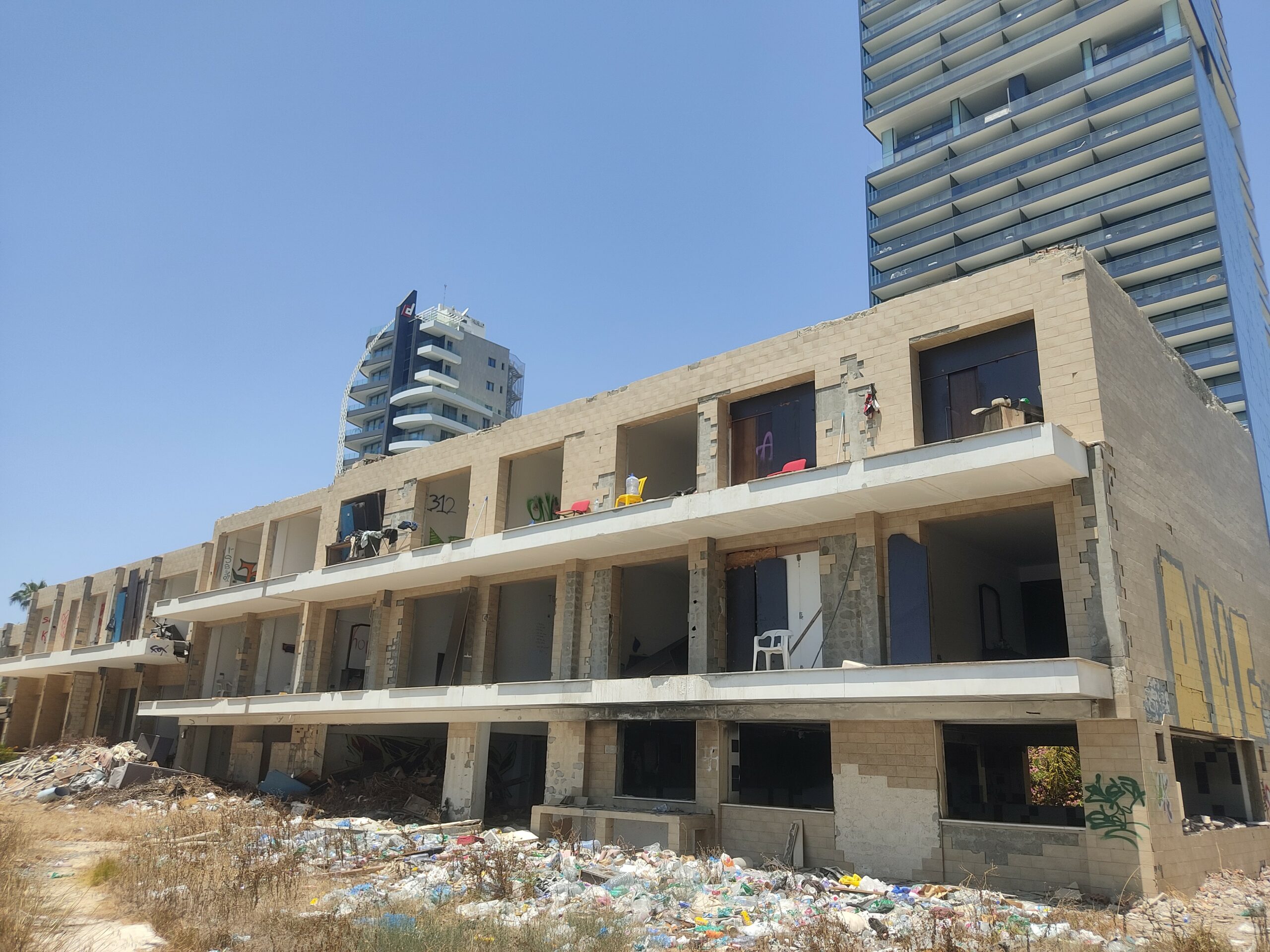 Εγκατέλειψαν άρον – άρον το εγκαταλελειμμένο ξενοδοχείο Aquarius οι ...