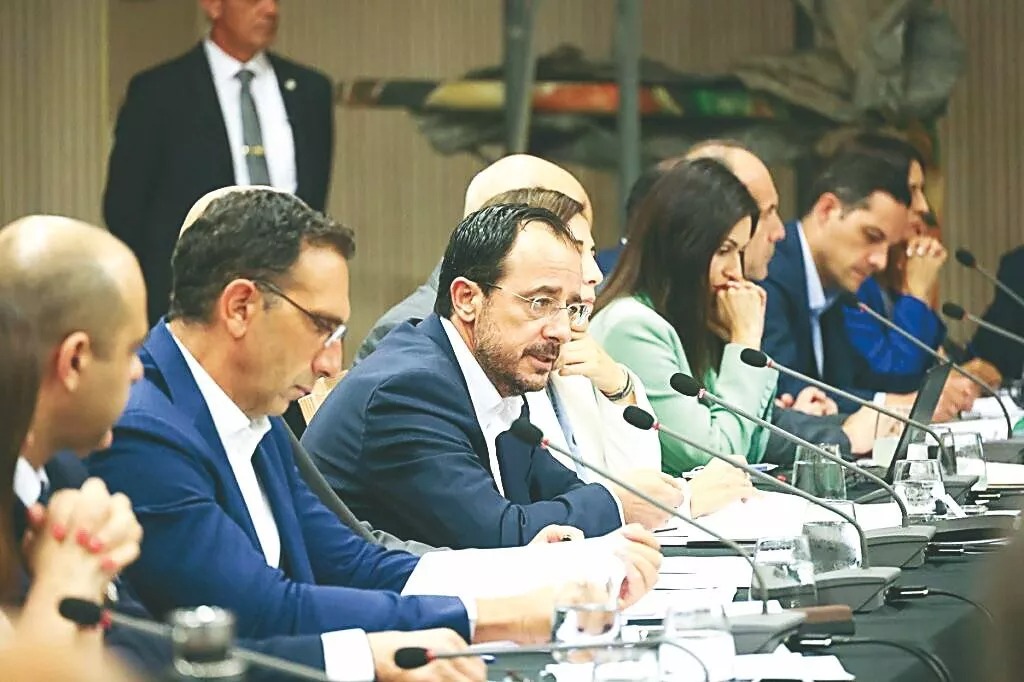 Ο κρατικός προϋπολογισμός του 2025 θα είναι πλεονασματικός | Philenews