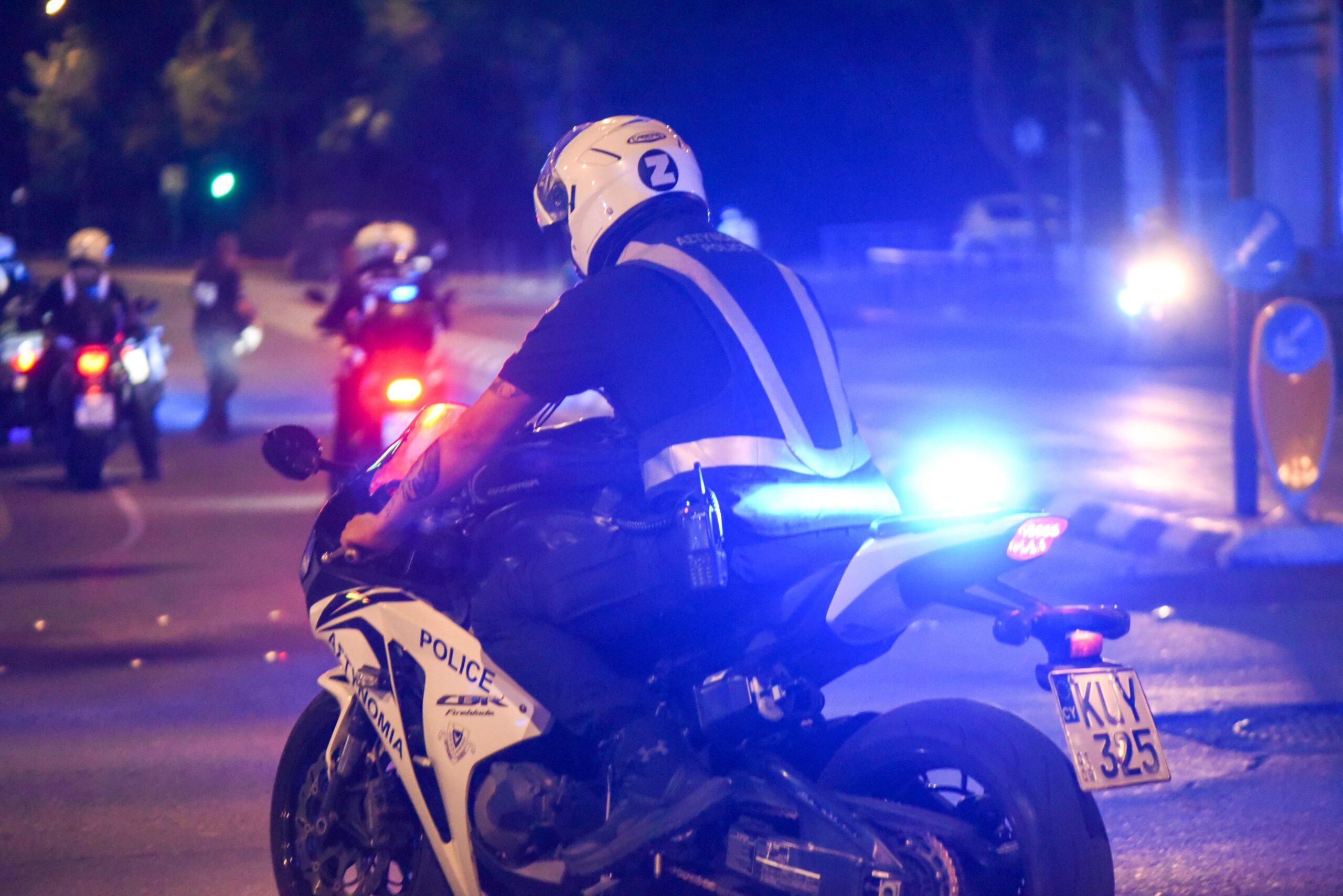 Τρία πρόσωπα επιτέθηκαν σε 32χρονο έξω από νυχτερινό κέντρο | Philenews