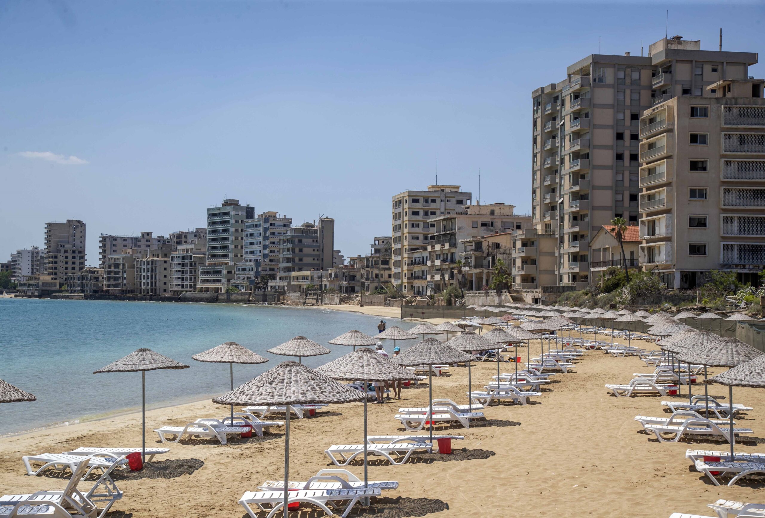 Βαρώσι: Ανοίγουν παράνομο παραλιακό εστιατόριο