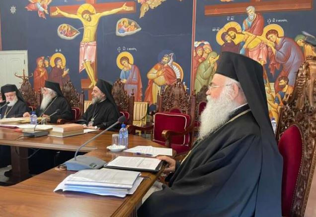 Σκάνδαλο Αββακούμ και στο βάθος αρχιεπισκοπικός θρόνος
