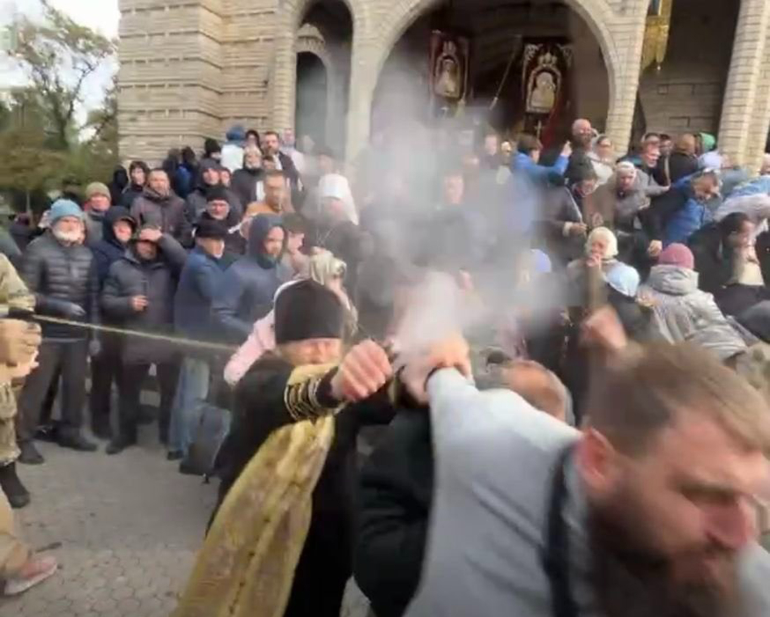 Βίντεο από τα άγρια επεισόδια στην εκκλησία του Αγίου Μιχαήλ
