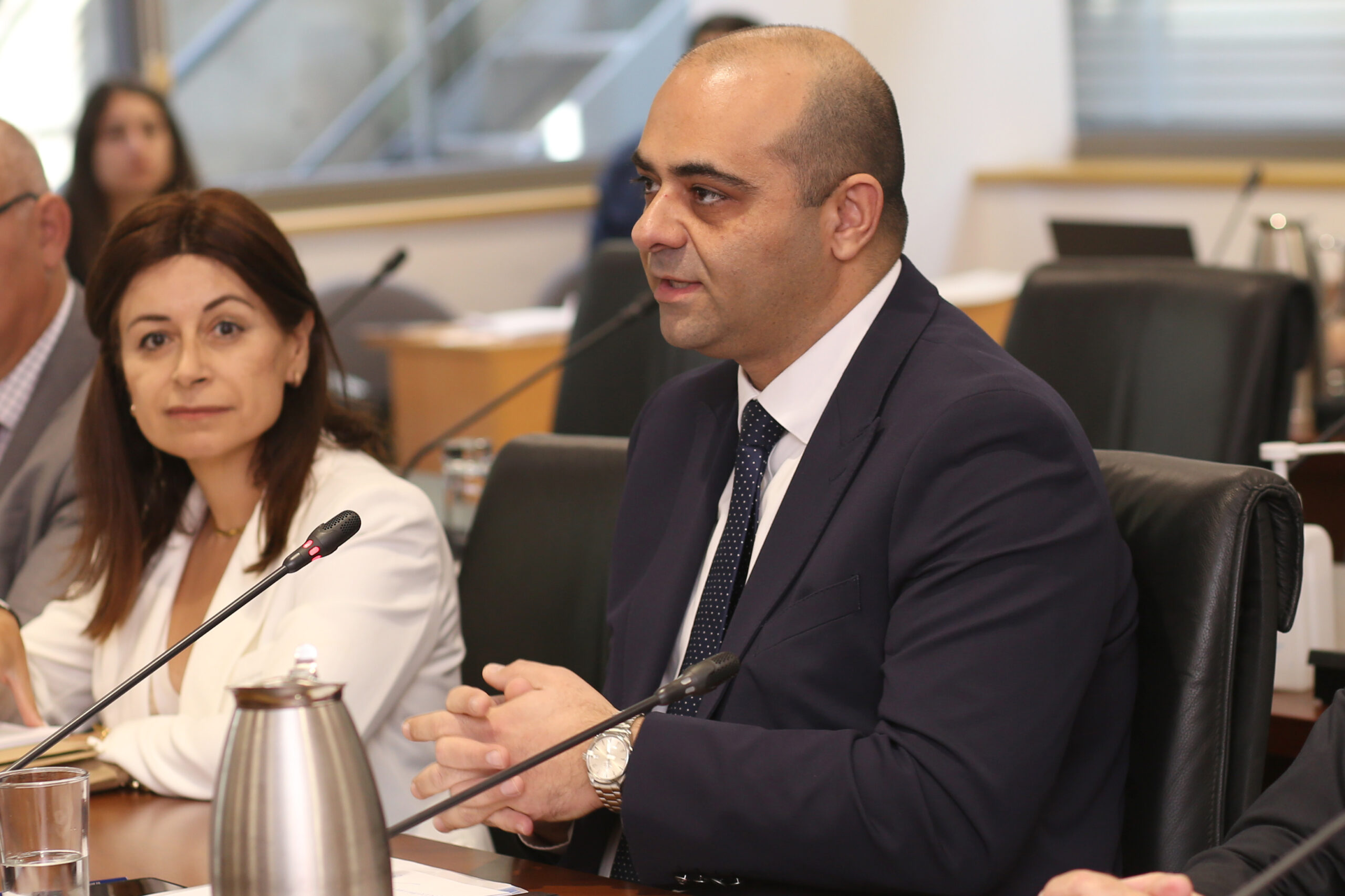Αυξήσεις μισθών και νέοι κανόνες για αλλοδαπούς εργαζόμενου | Philenews