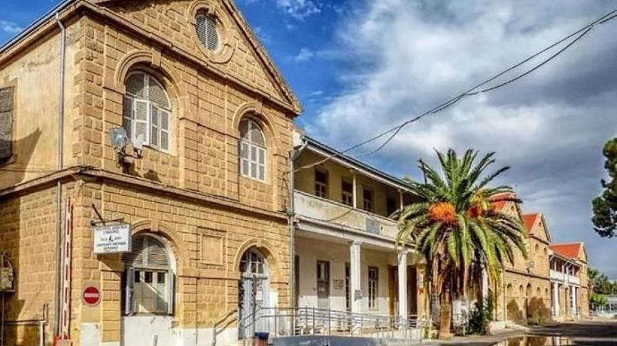 Δημοτικό Μέγαρο της Λάρνακας από συμπληγάδες