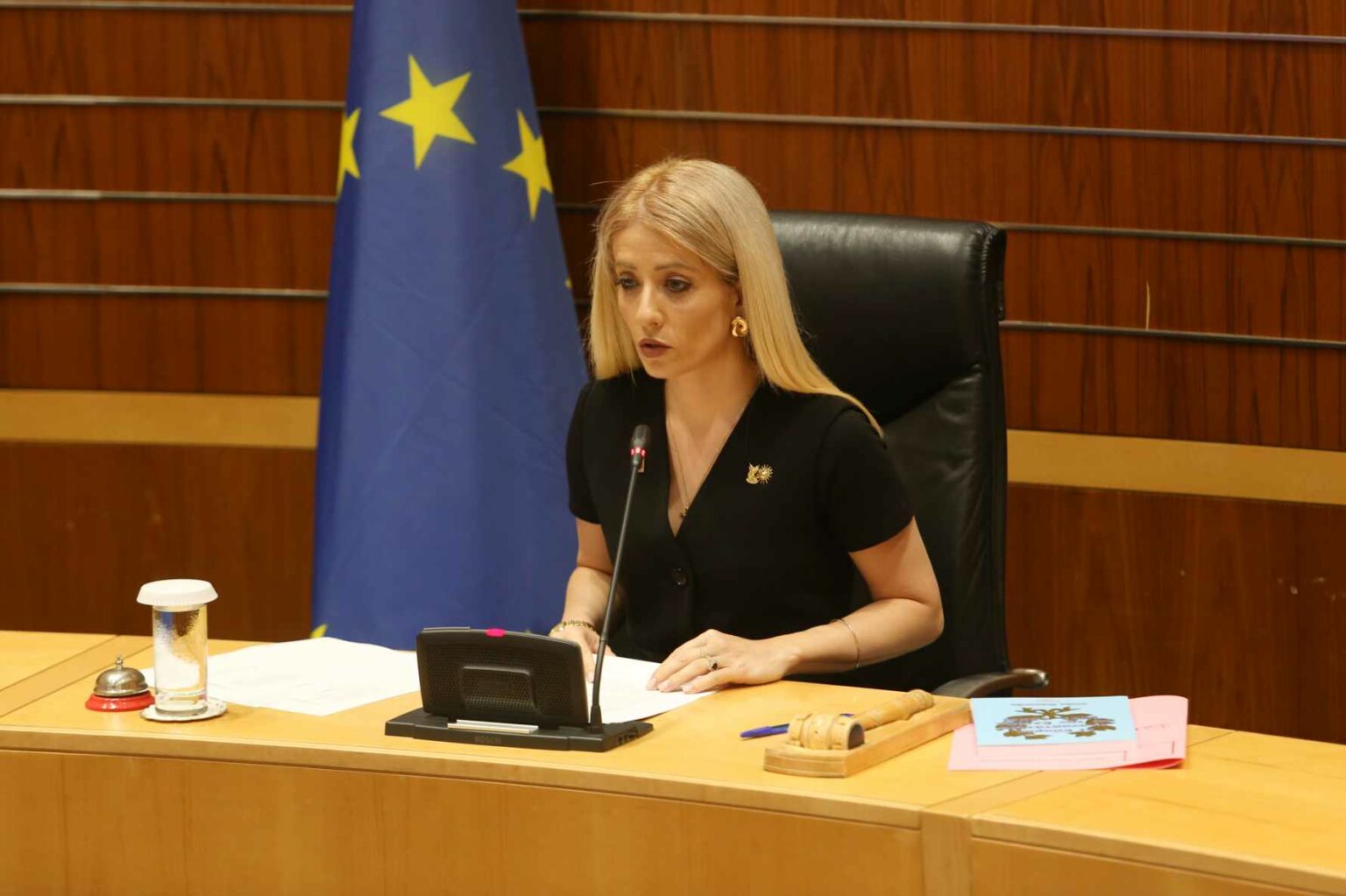 Η Αννίτα, το μπάχαλο στη Βουλή και η τάτσα που έμεινε! | Philenews