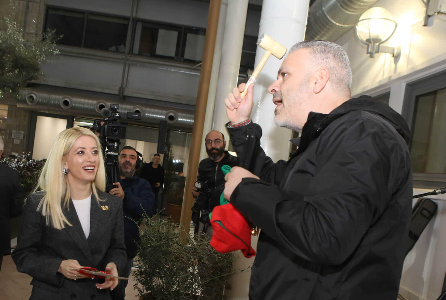 Χριστουγεννιάτικο πάρτι στη Βουλή με Λούη Πατσαλίδη (εικόνες)