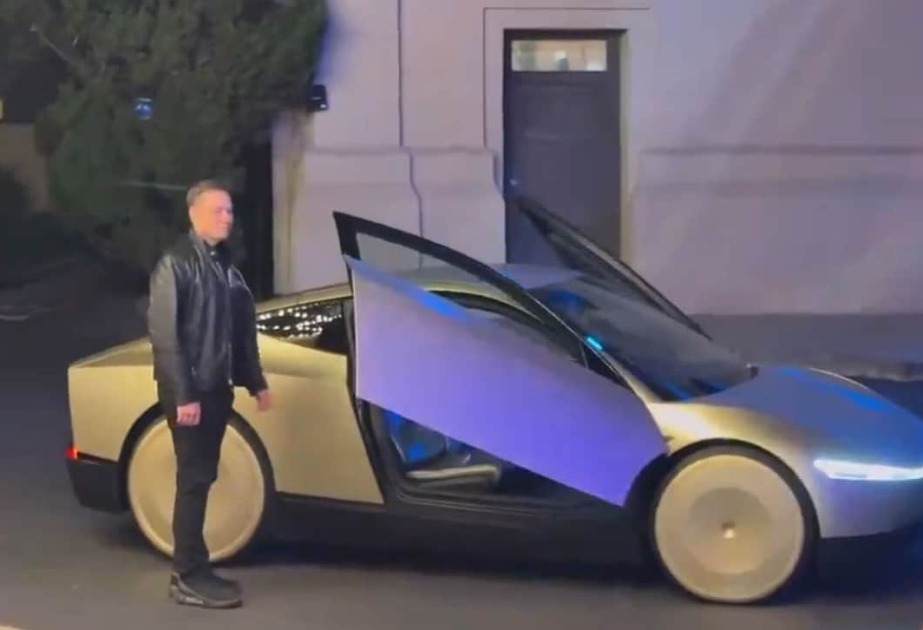 Cybercab: Ο Μασκ μέσα στο ηλεκτρικό και αυτόνομο όχημα Tesla