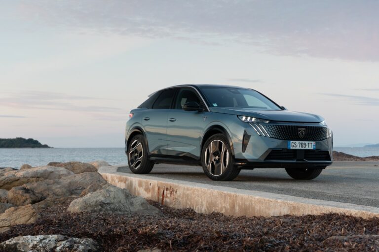 To νέο Peugeot 3008 Hybrid Allure