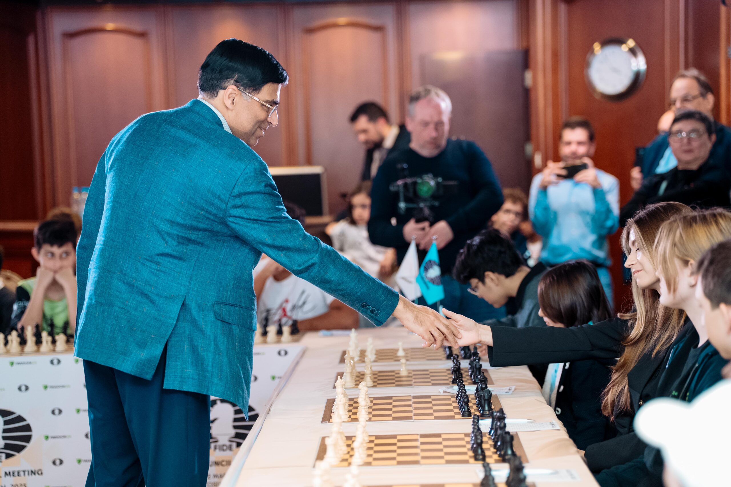 Ο Vishy Anand συναντά νεαρά ταλέντα του σκακιού στην Κύπρο | Philenews