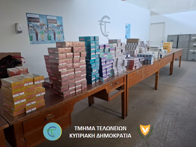 Εκατοντάδες κούτες τσιγάρων σε οικία 48χρονου (εικόνες)