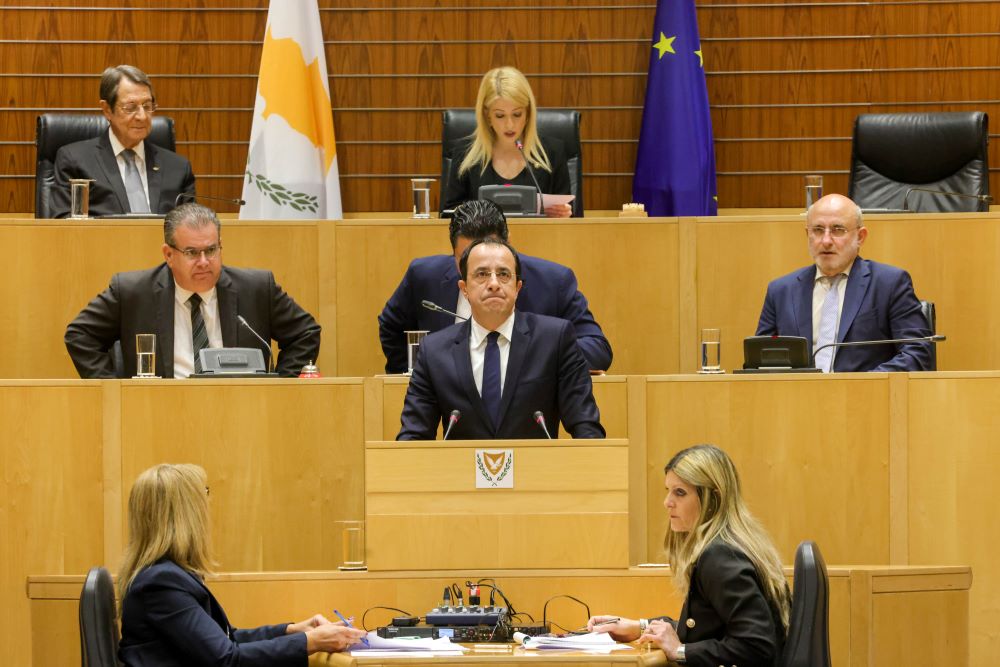Πολλαπλές συντάξεις - Τραβούν τα μαλλιά τους για τον νόμο | Philenews