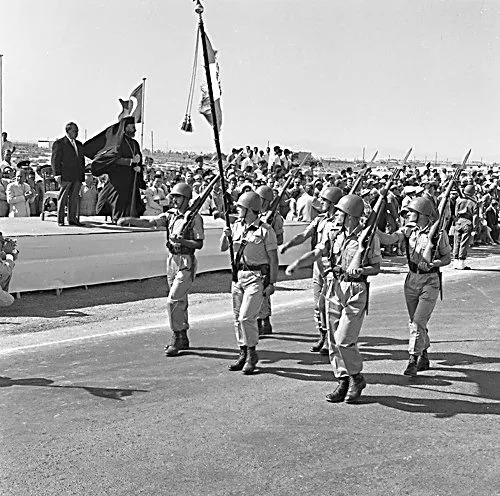 16 Αυγούστου 1960: Η επίσημη άφιξη της ΕΛΔΥΚ με την ελληνική σημαία ...