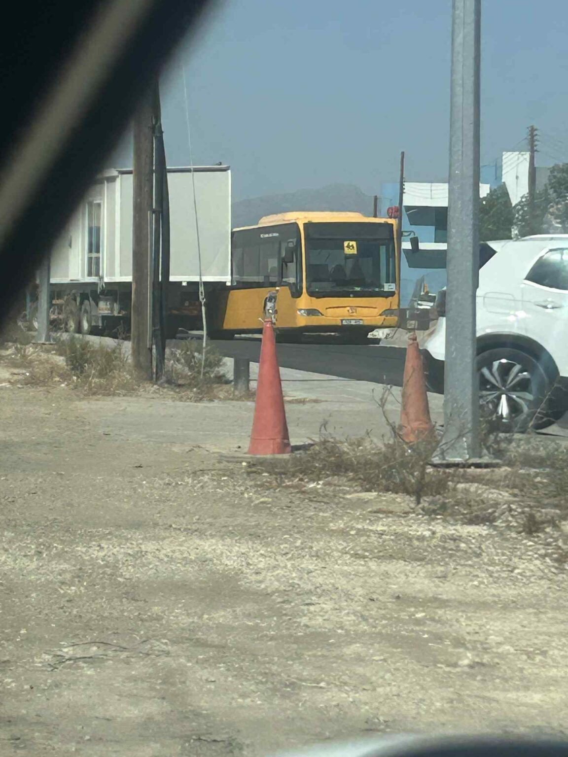 Τροχαίο με φορτηγό και λεωφορείο στην Τσερίου (εικόνες)