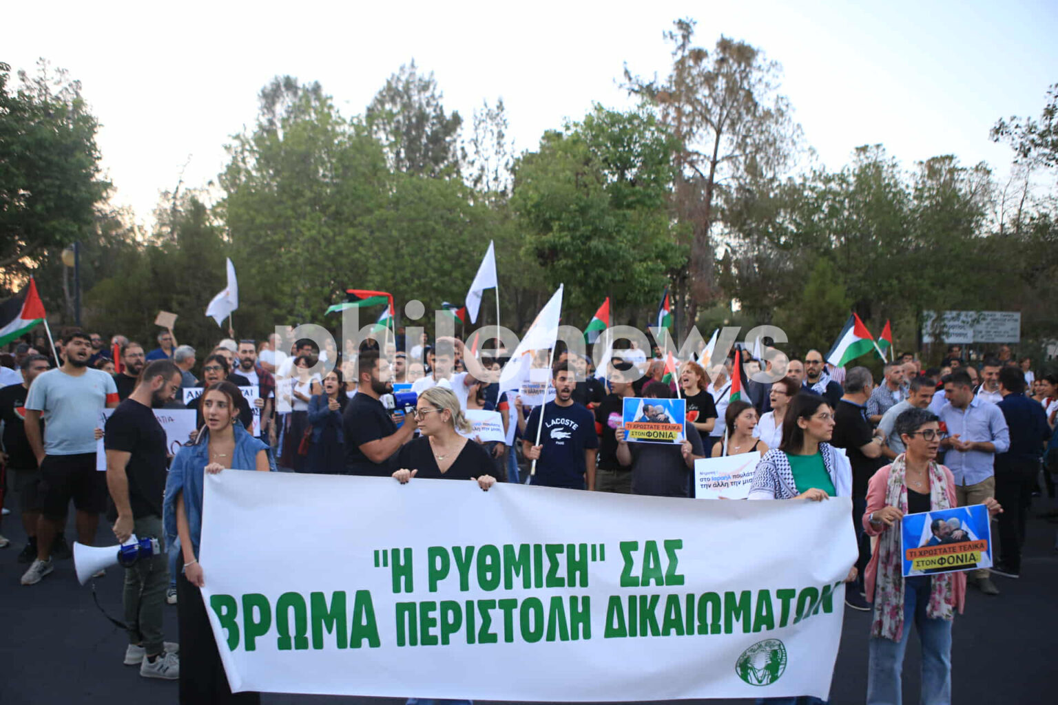 Πλήθος κόσμου έξω από Προεδρικό-ΥΠΕΞ για την νέα διαμαρτυρία