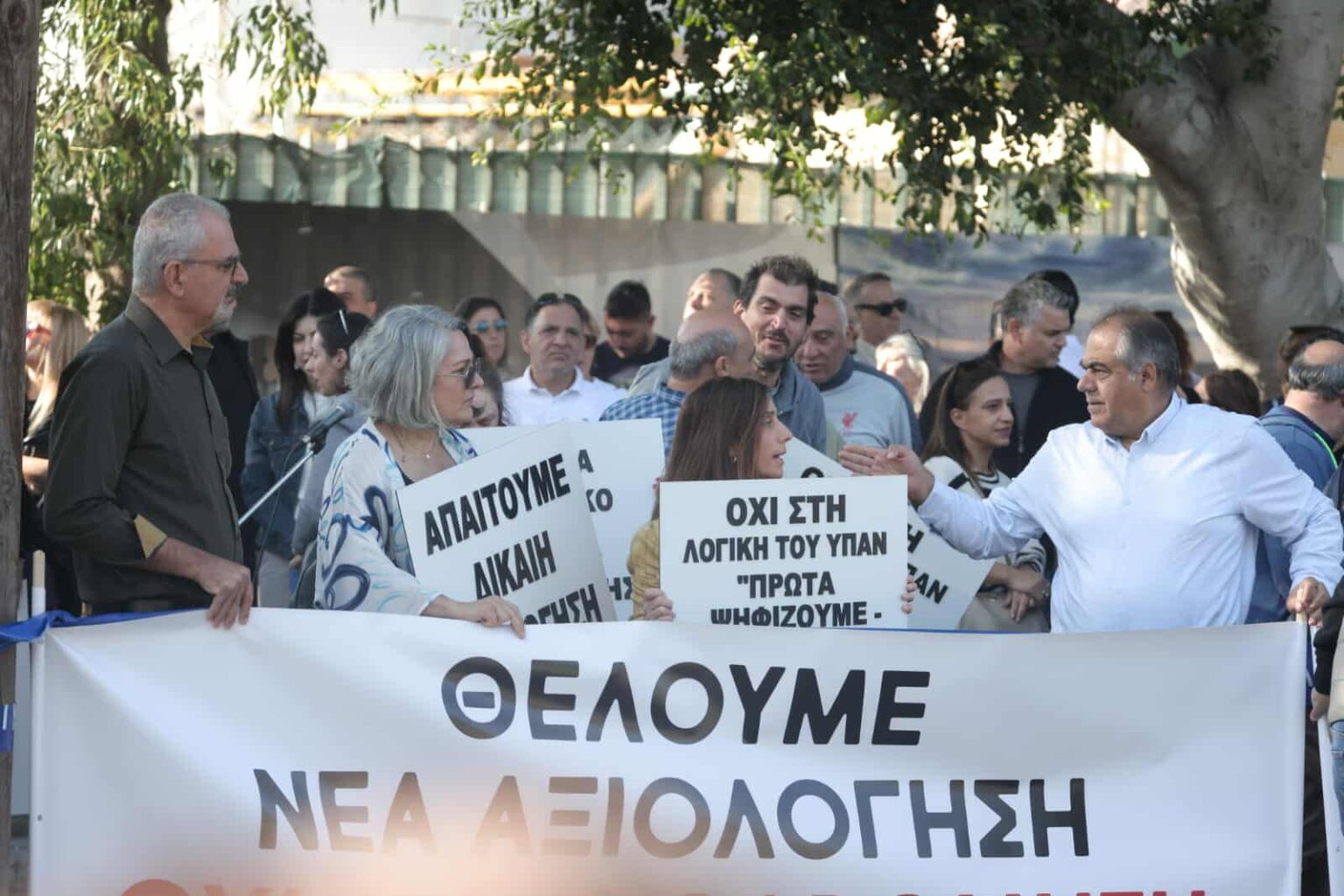 «Είναι γελοίο»: Έντονος ο Ταλιαδώρος έξω από τη Βουλή