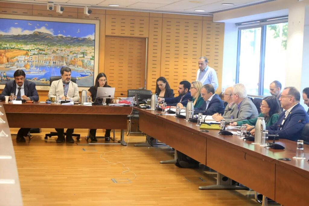Ανώτερος Εκπαιδευτικός: Αντεγκλήσεις στην επιτροπή Παιδείας