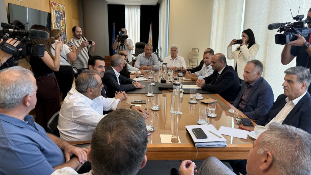 Κατώτατος μισθός: Ξεκίνησε η μάχη για την αύξηση | Philenews