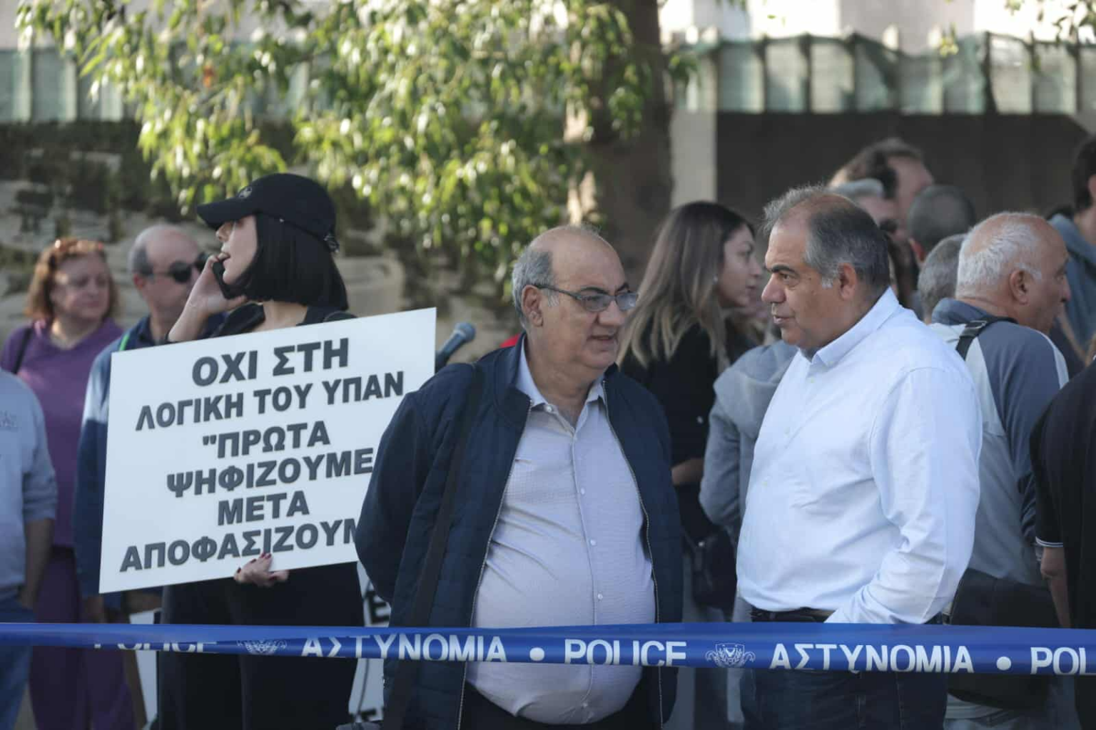 «Είναι γελοίο»: Έντονος ο Ταλιαδώρος έξω από τη Βουλή