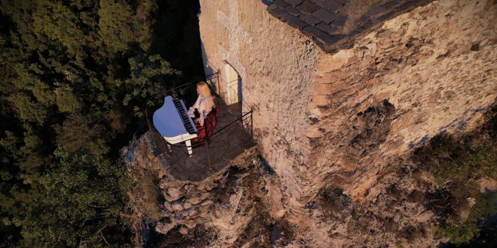 Η «ιπτάμενη» πιανίστα: «Κρέμεται» σε βράχο στον Ολυμπο