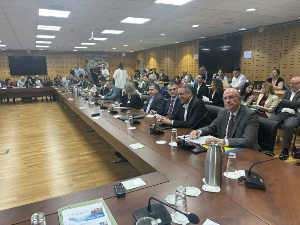 Ανοικτός ο ΥΠΟΙΚ για ετήσιο εισόδημα €90 χιλ. για φοροαπαλλαγές | Philenews