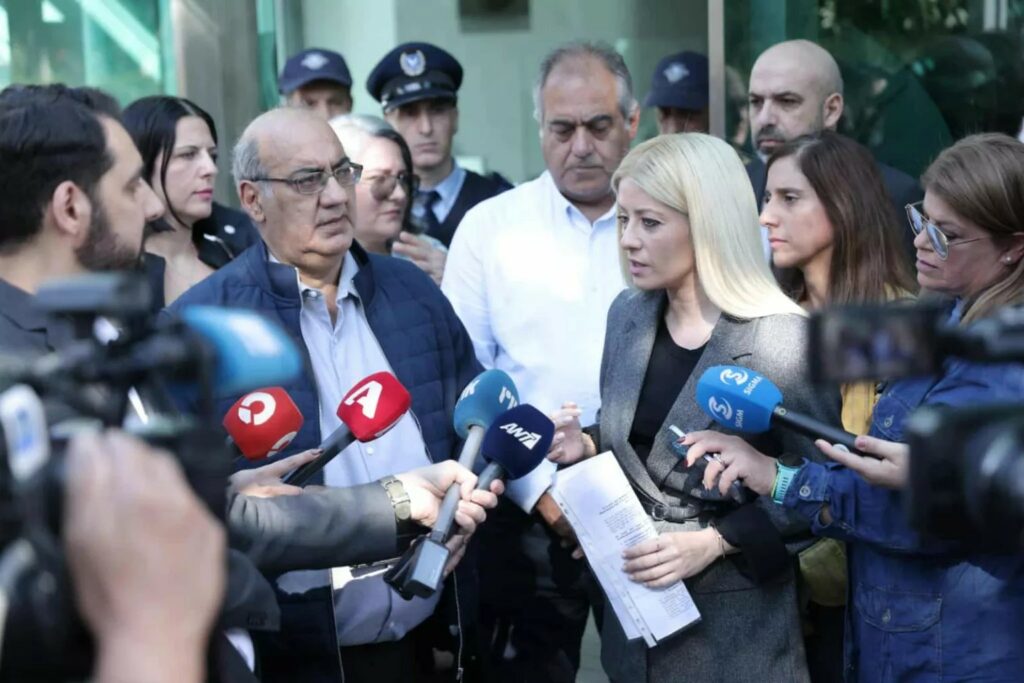 Το πρωί καυγάς και το βράδυ εναγκαλισμοί
