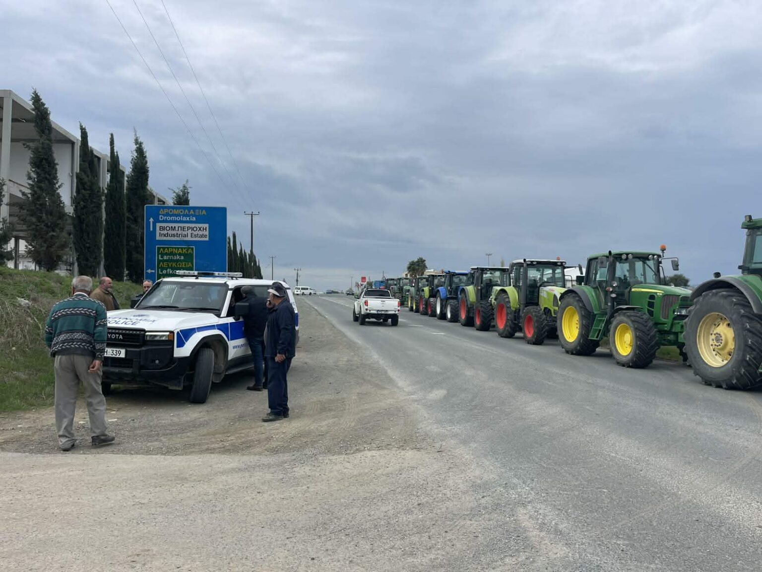 Αγρότες - Διαμαρτυρία: Έβγαλαν τρακτέρ στους δρόμους