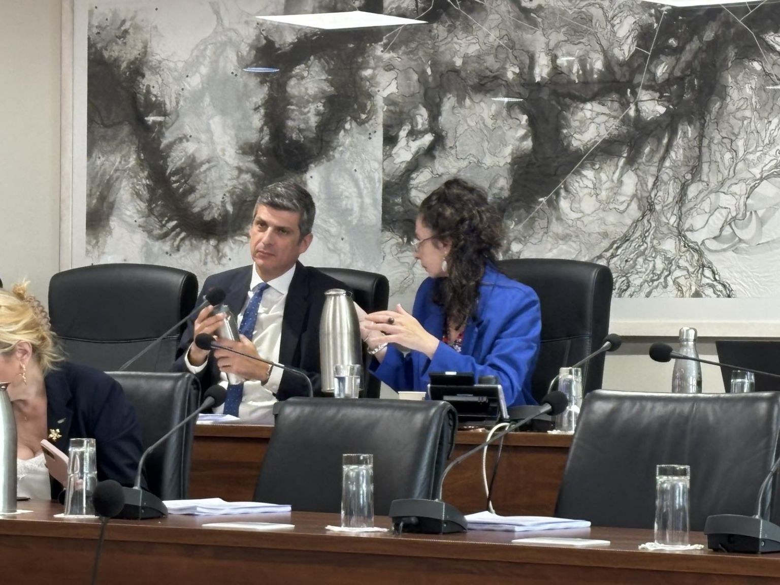 Όχημα σε πρώην Προέδρους Δημοκρατίας και της Βουλής για 5 έτη