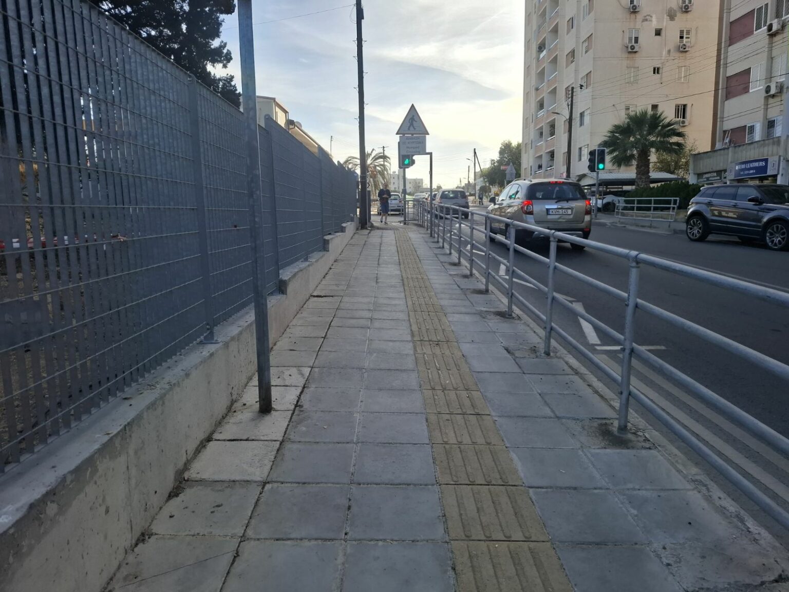 Σχολή Τυφλών: Κίτρινες πλάκες μόνο σε μέρος του πεζοδρομίου