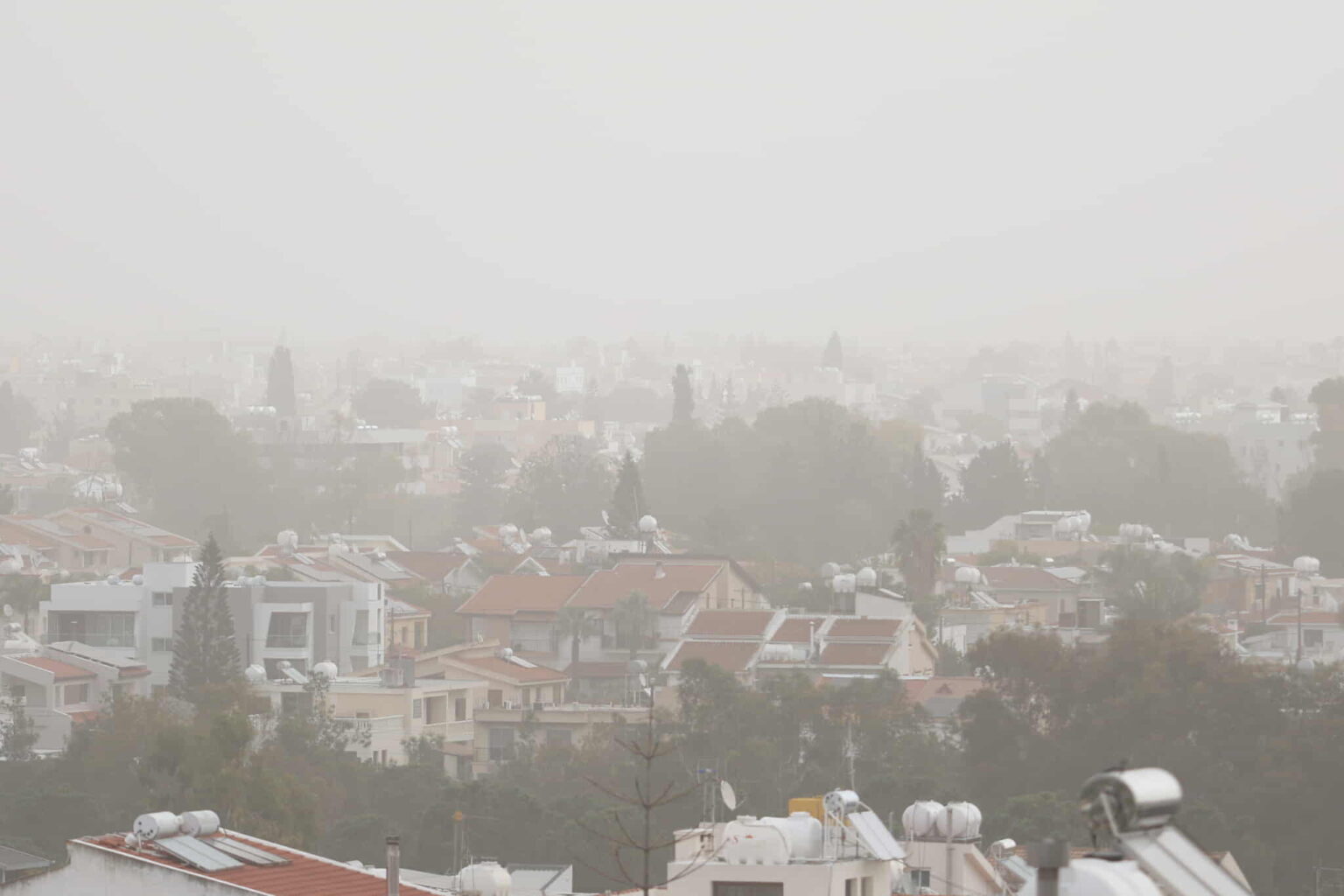 Καιρός: Βροχές, καταιγίδες, χαλάζι, σκόνη και άνεμοι στο μενού
