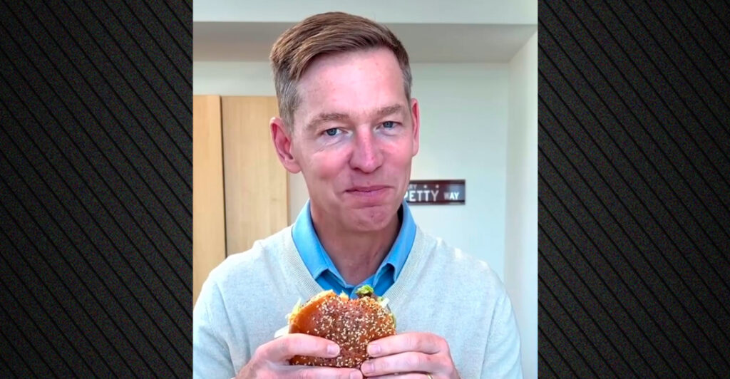 McDonald’s: Σάλος με βίντεο του CEO που δοκιμάζει νέο burger