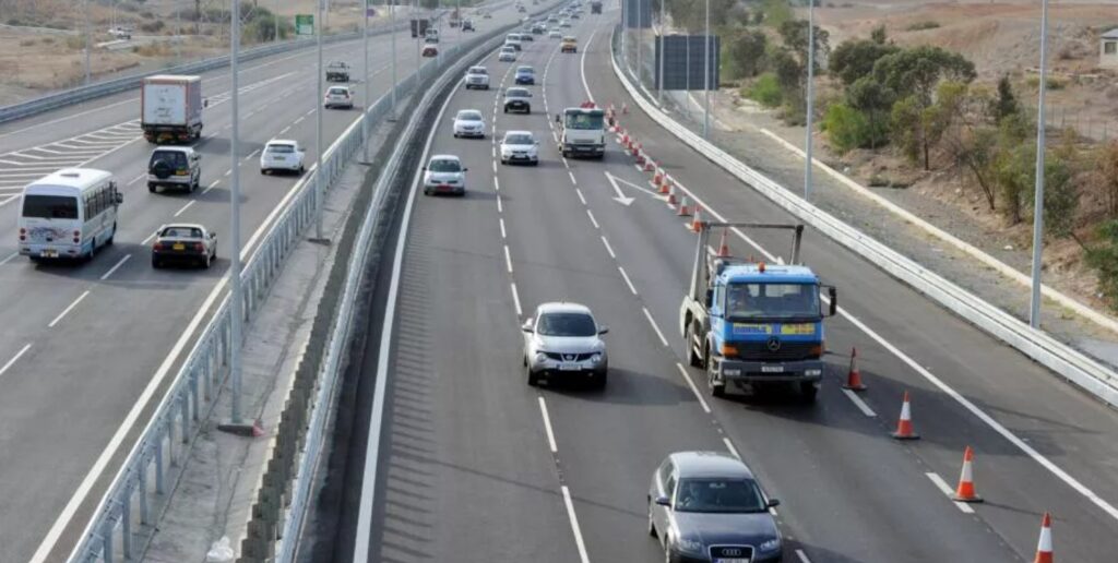 Οδική σύγκρουση στον αυτοκινητόδρομο Λεμεσού – Λευκωσίας: Μόνο υλικές ...